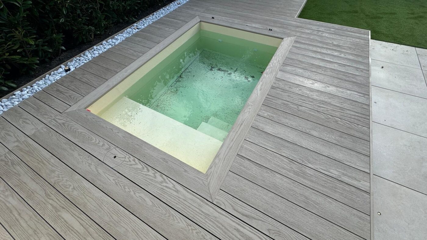 Stijlvolle vlonder en tegels met White Birch rond het zwembad