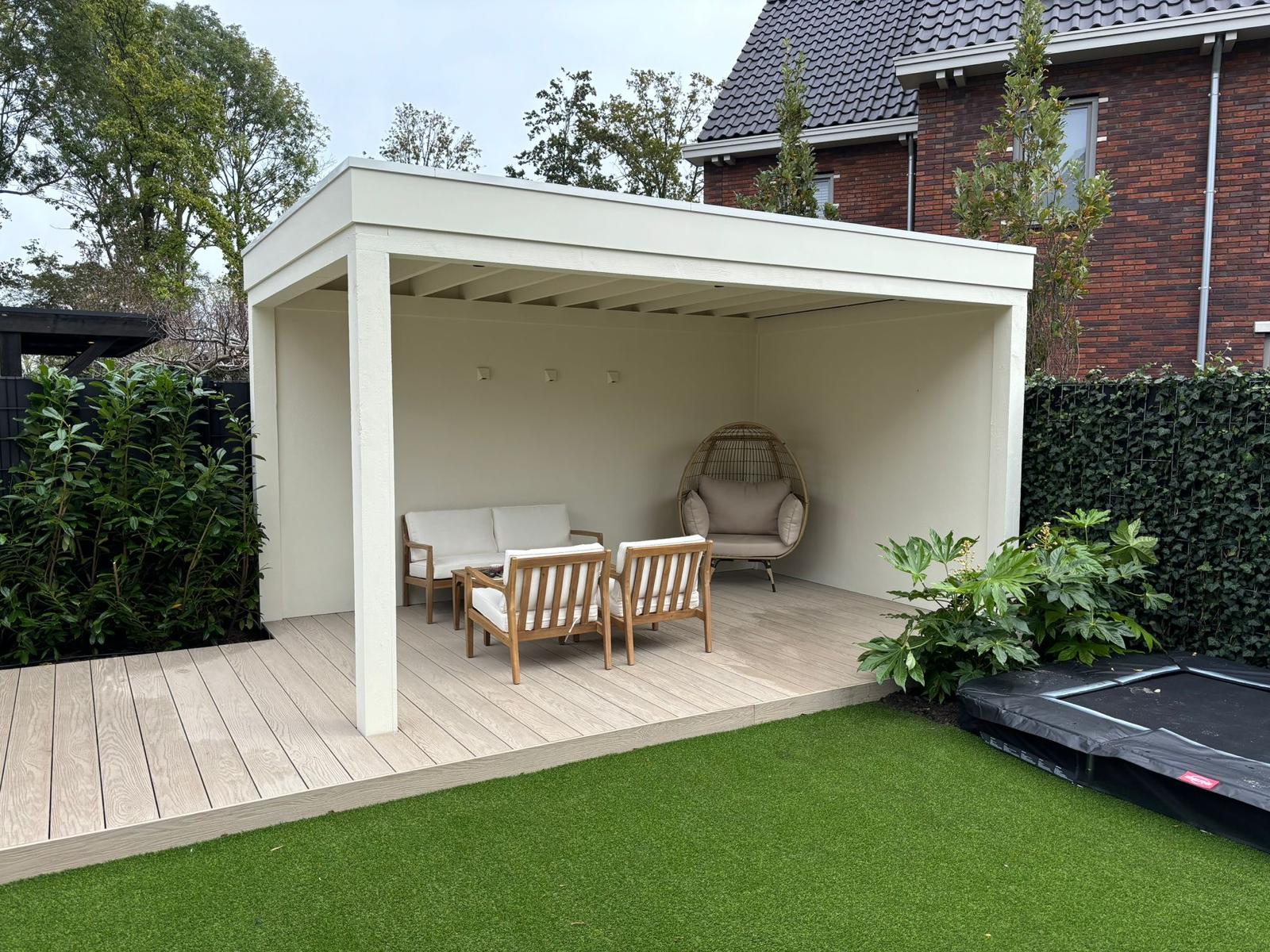 Stijlvolle vlonder en tegels met White Birch rond het zwembad